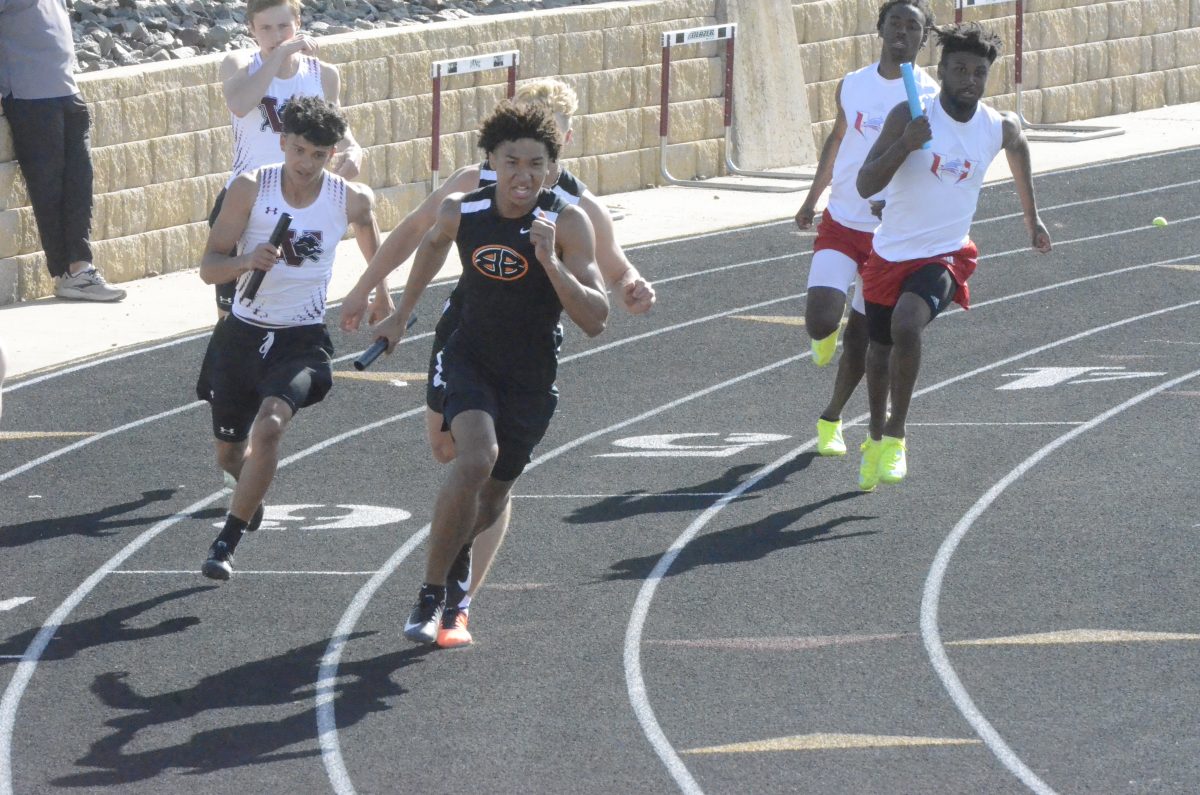 Vernon track crowns district champions – The Vernon Daily Record
